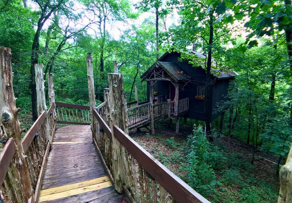 Winery Chateau Treehouse - Oak Crest Cottages & Treehouses